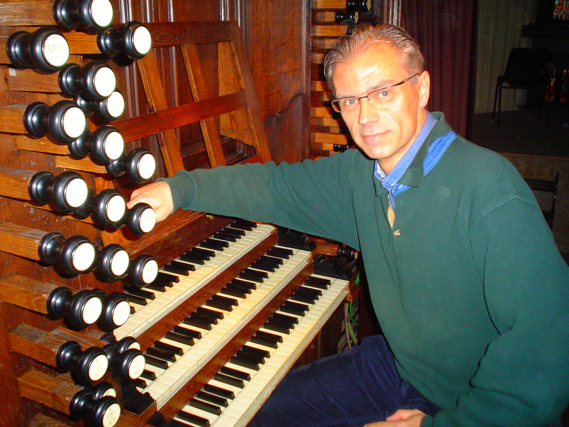 A world famous master organist at Christ Chapel – Beacon